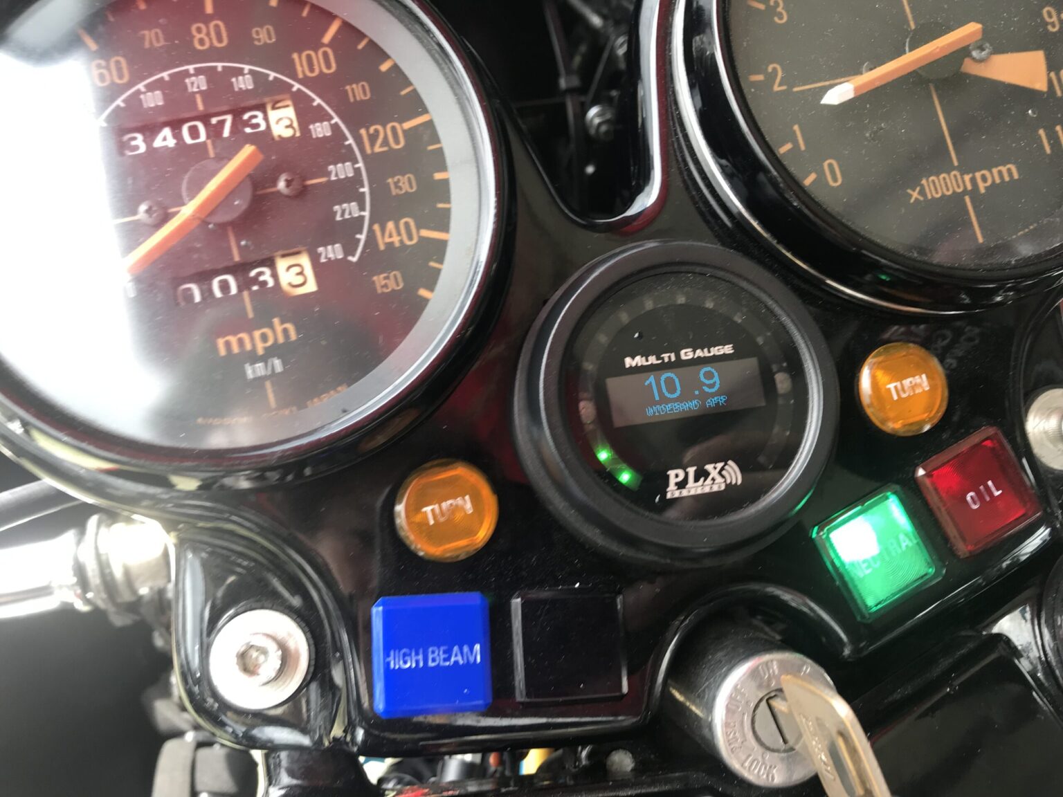 FCRセッティング-初回始動-パイロットスクリューの調整でアイドリングは安定します。 | CBX1000-ららら