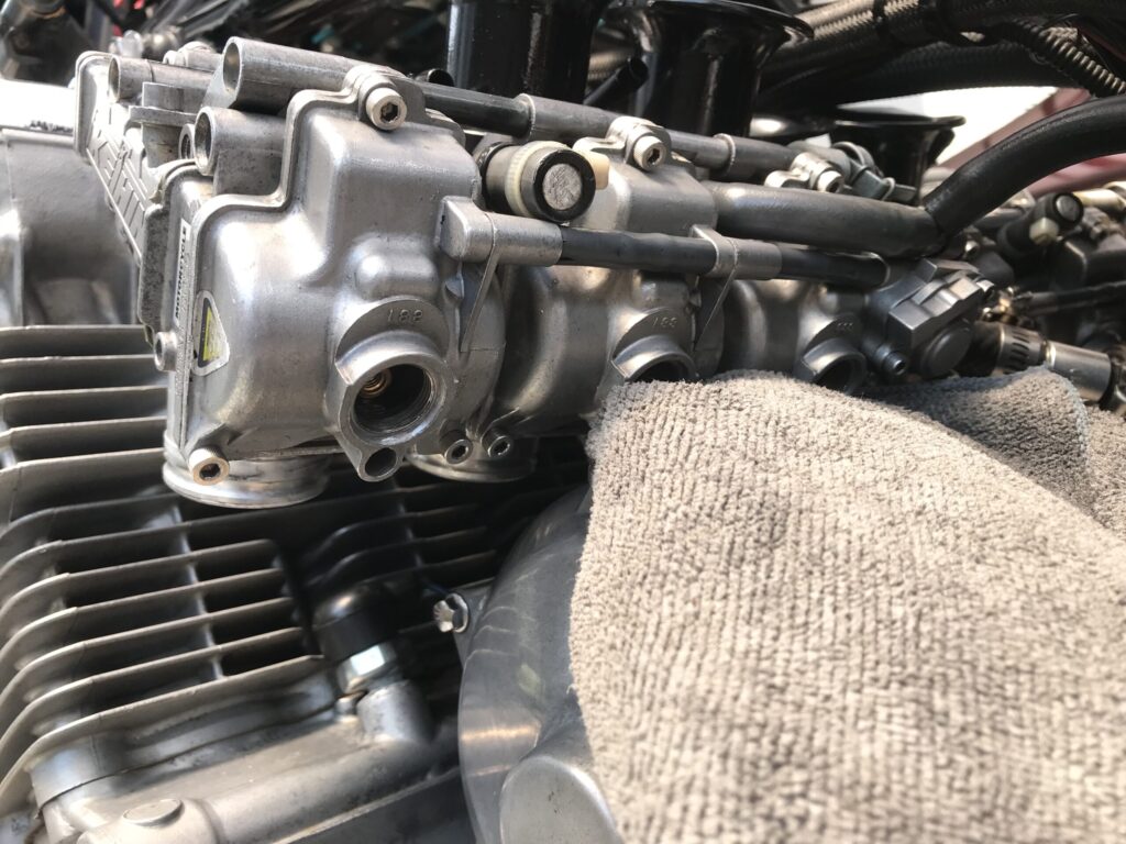 FCRの冬ごもり-ドレンボルトからガソリンを抜いておく | CBX1000-ららら